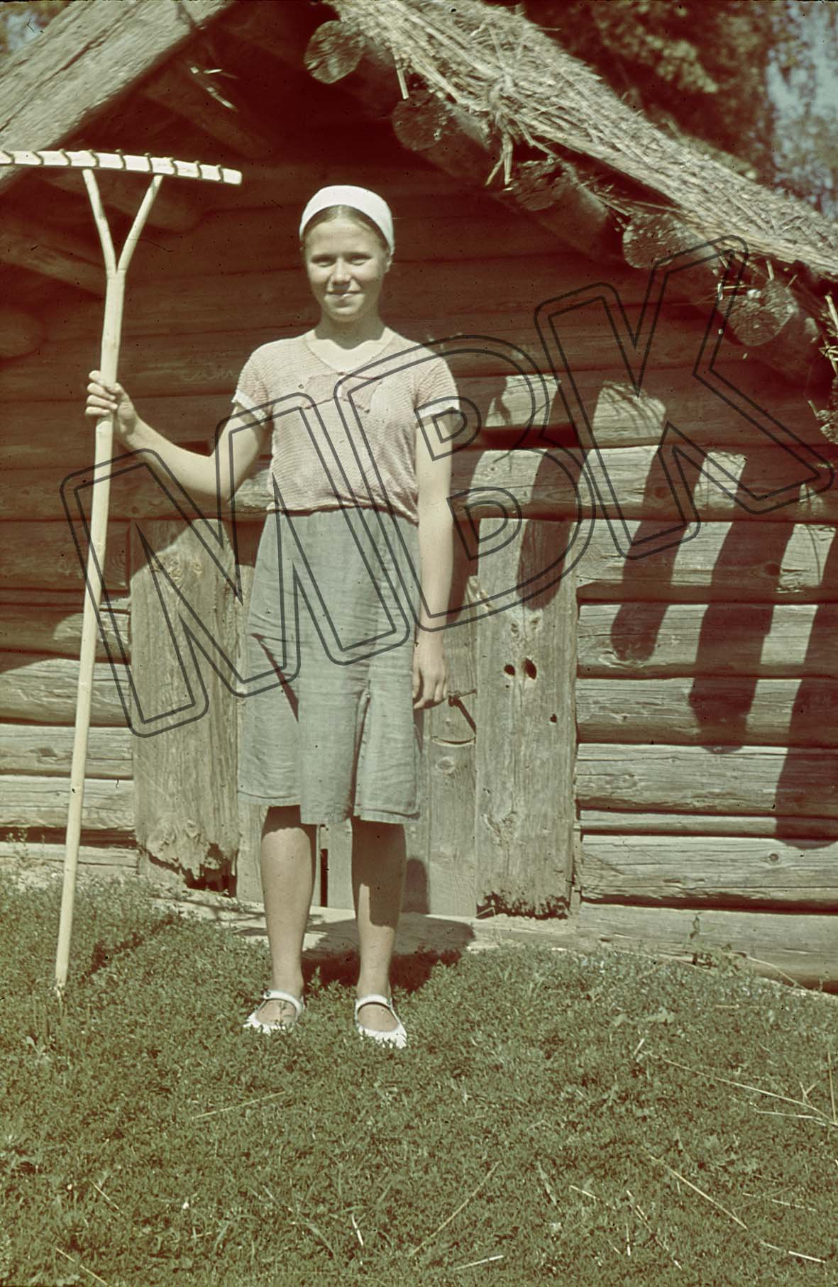 Fotografie: Porträt einer jungen Frau, bei Orscha, August 1941 ...