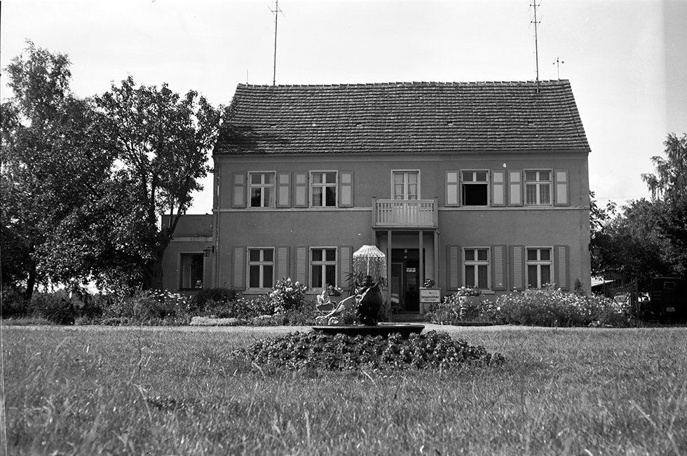 Wusterhausen/Dosse, Gebäude Schild „Fahrgastschiffahrt, Walter ...